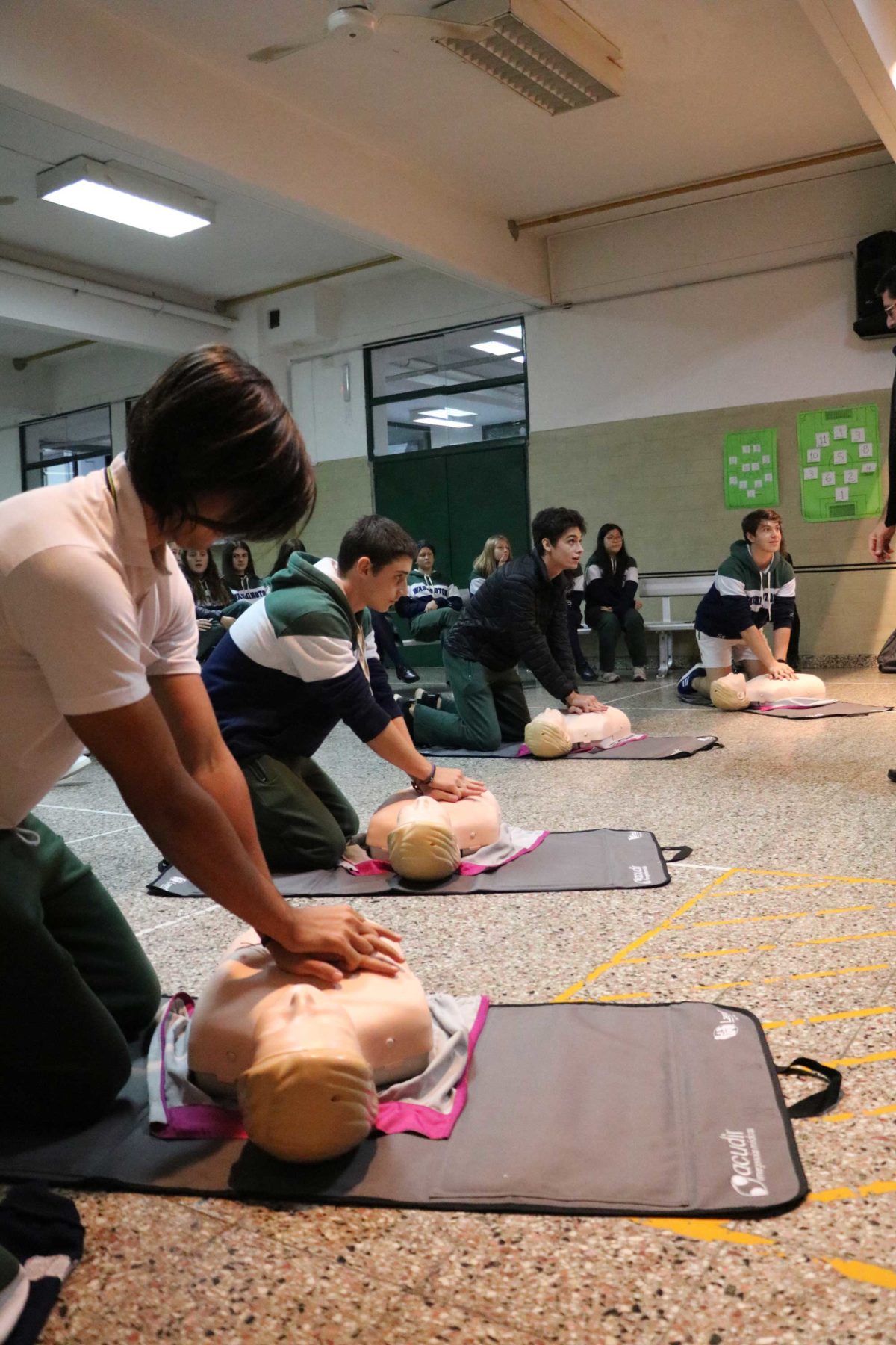 Estudiantes del Washington School recibieron una capacitación de RCP de ...